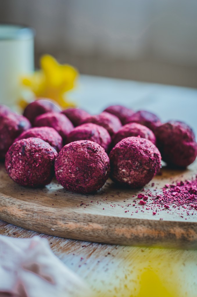 Energy bliss balls with beetroot powder