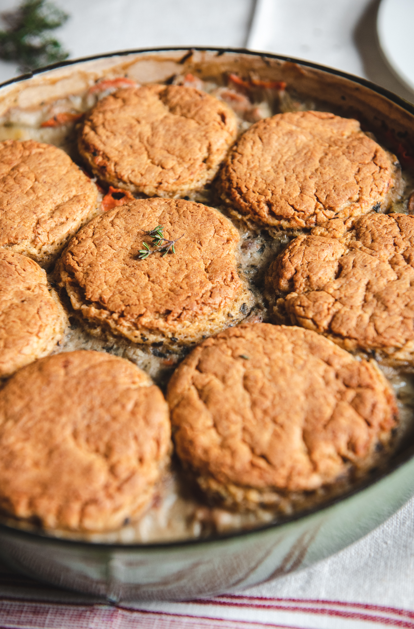 Tárkonyos csirkeragu kovászos alakorpogácsával